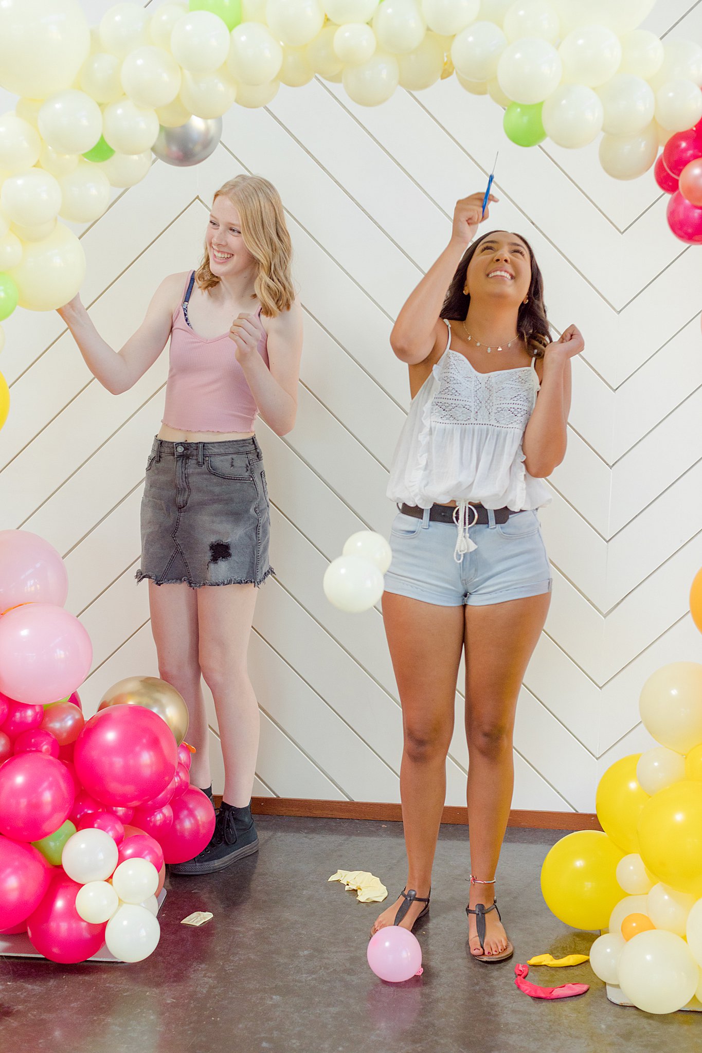 girls-popping-ballons | Oregon Photographer| Kelby Maria Photography